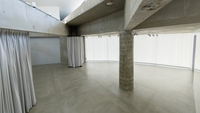 【代官山駅目の前】天井高最大8.6mを誇る120㎡の広々空間に差し込む自然光。展示会・受注会・商用撮影に最適な都会的ギャラリーの写真1