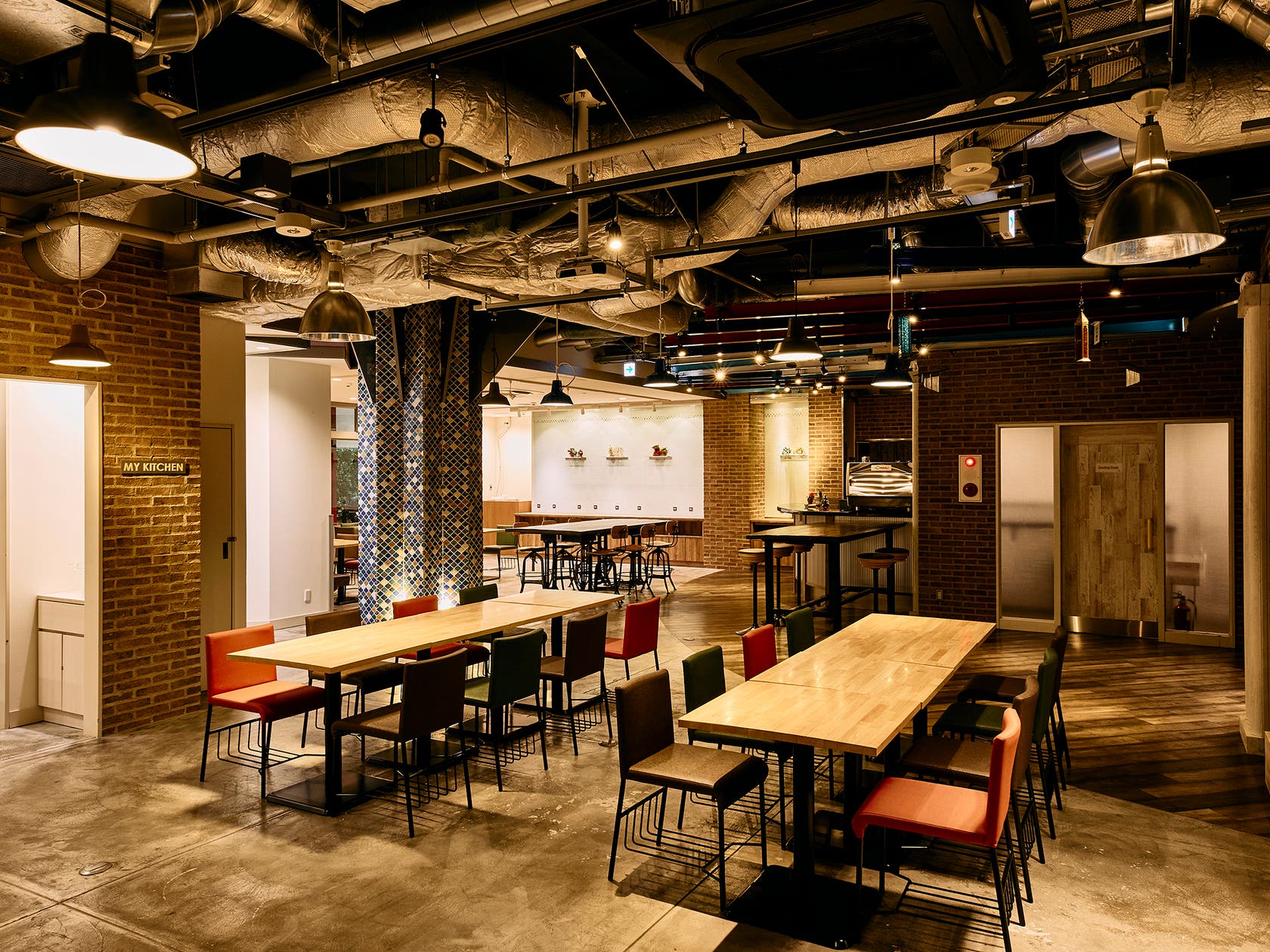 映画も、パーティーも、ミーティングも。すべてここで！自由に使える、みんなのスペース！ゲストハウスで広がる、新しい出会いと体験の写真5