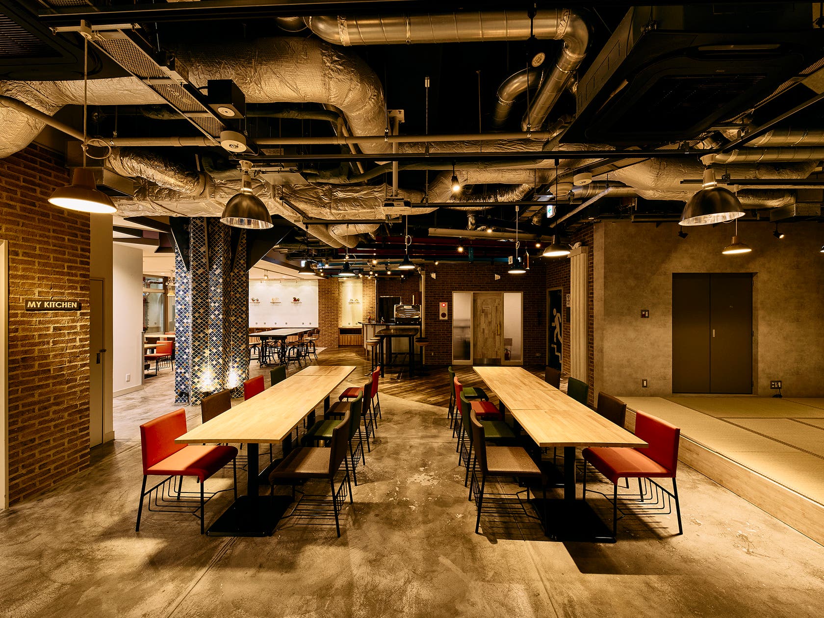 映画も、パーティーも、ミーティングも。すべてここで！自由に使える、みんなのスペース！ゲストハウスで広がる、新しい出会いと体験の写真6