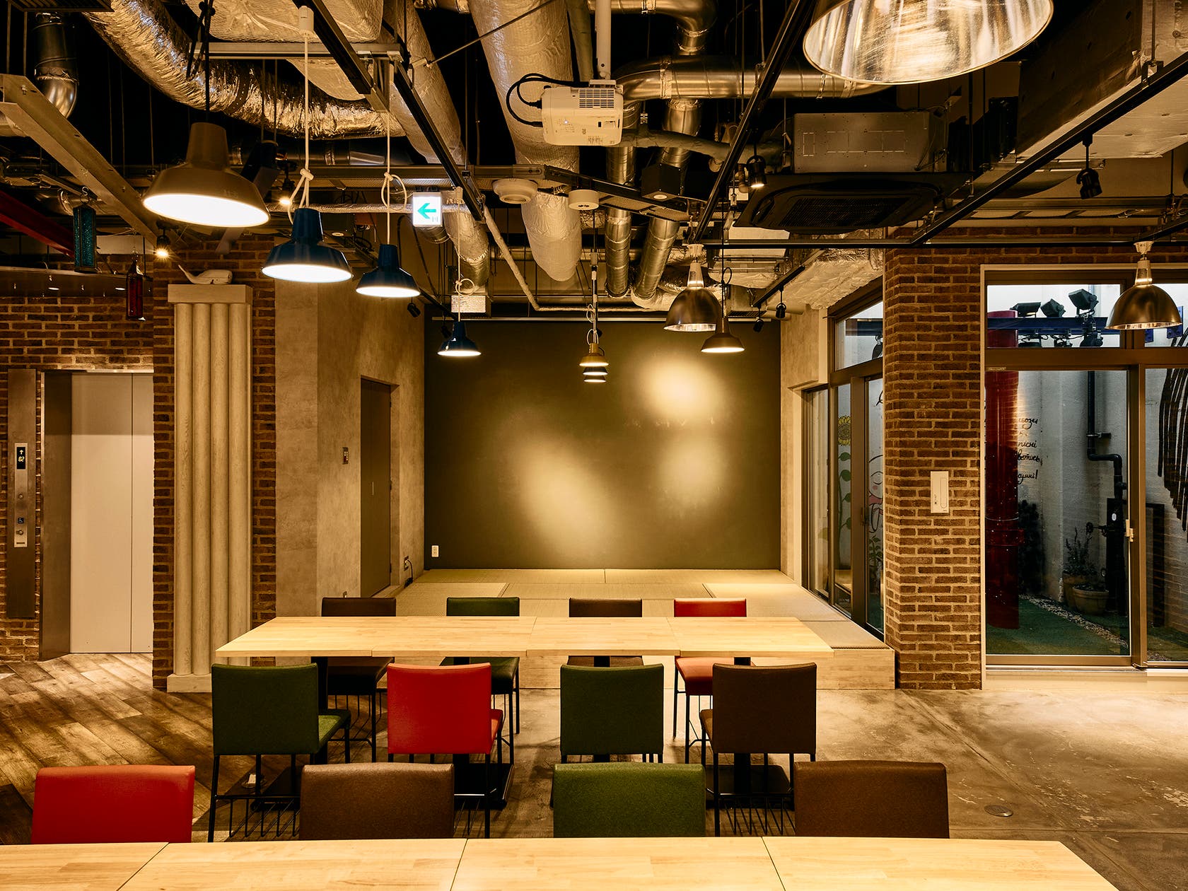 映画も、パーティーも、ミーティングも。すべてここで！自由に使える、みんなのスペース！ゲストハウスで広がる、新しい出会いと体験の写真7