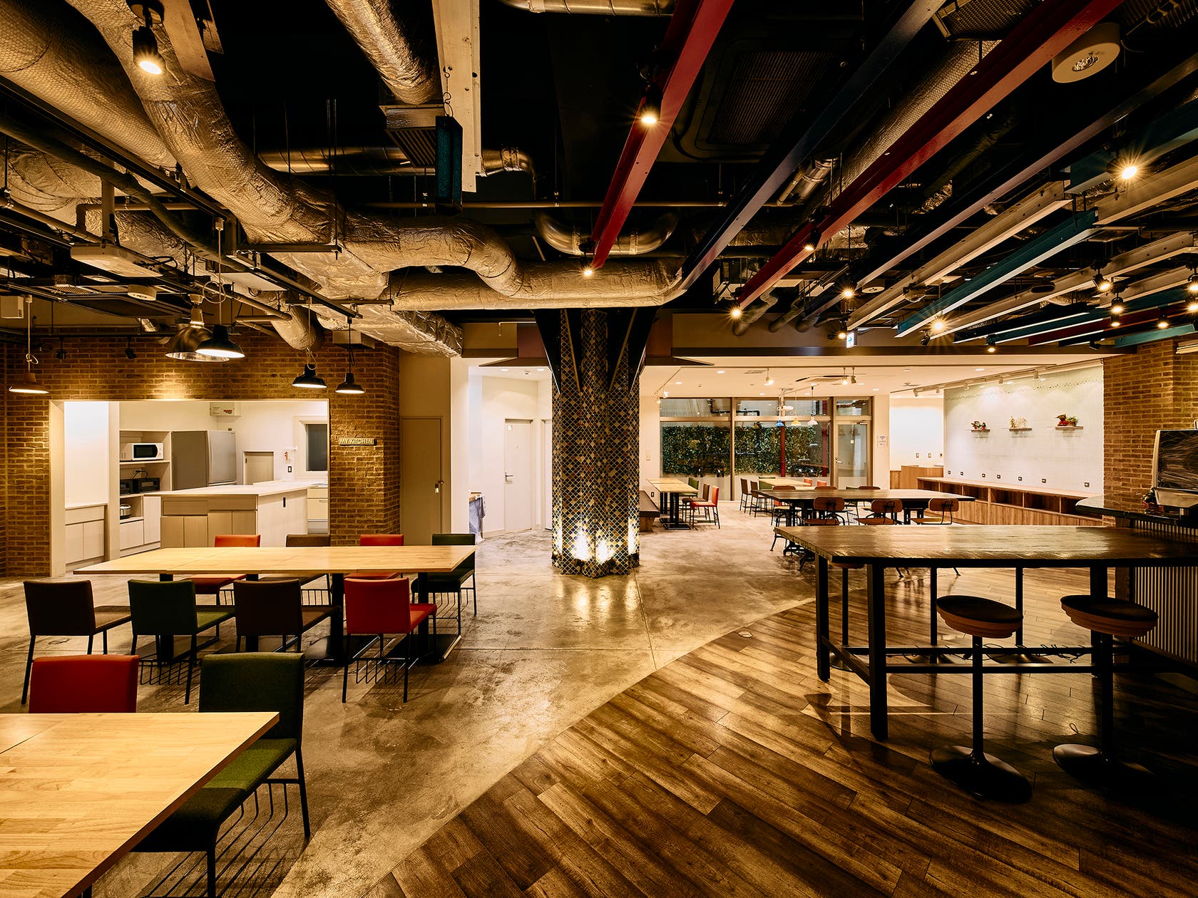 映画も、パーティーも、ミーティングも。すべてここで！自由に使える、みんなのスペース！ゲストハウスで広がる、新しい出会いと体験の写真9