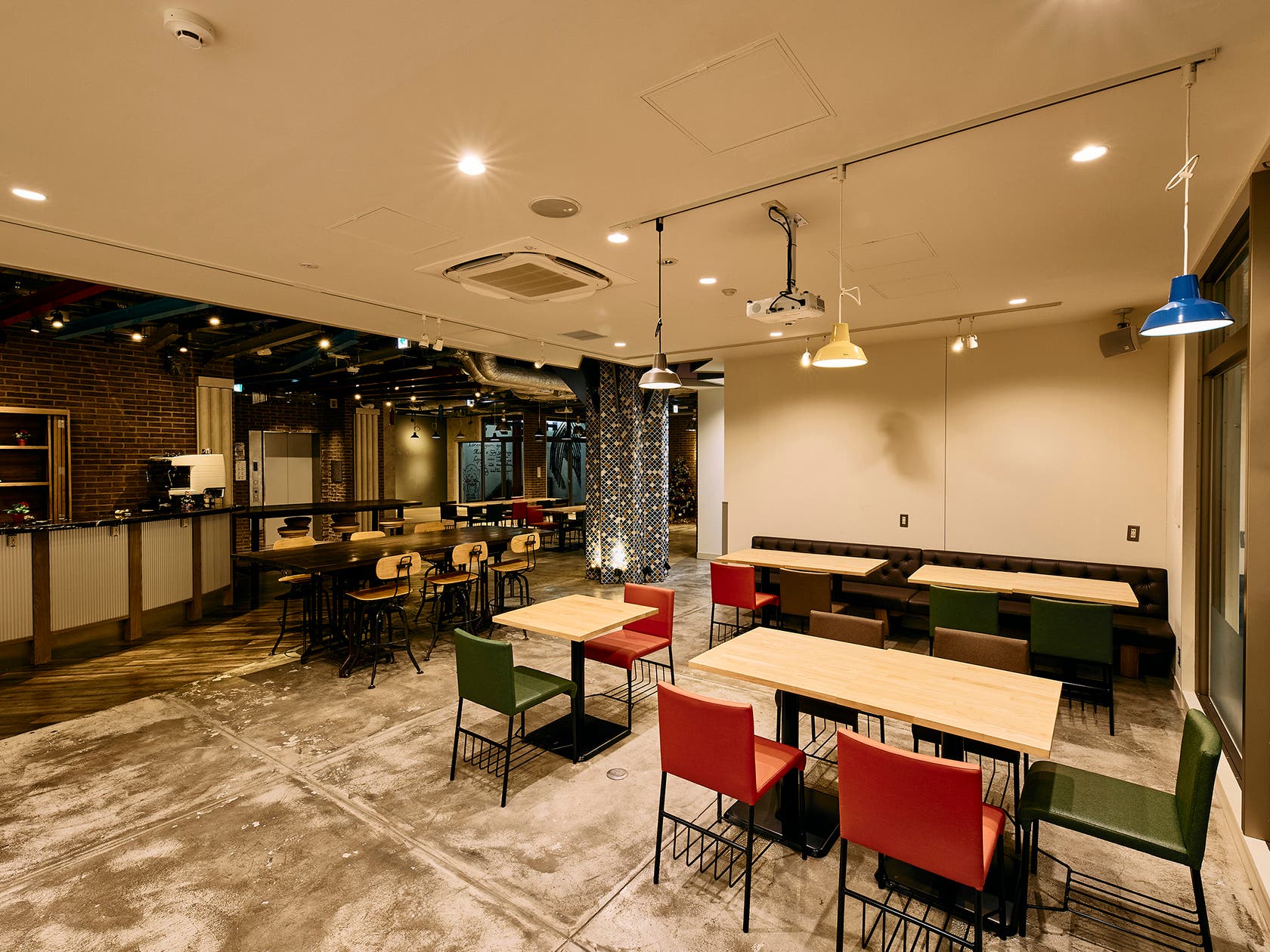 映画も、パーティーも、ミーティングも。すべてここで！自由に使える、みんなのスペース！ゲストハウスで広がる、新しい出会いと体験の写真10