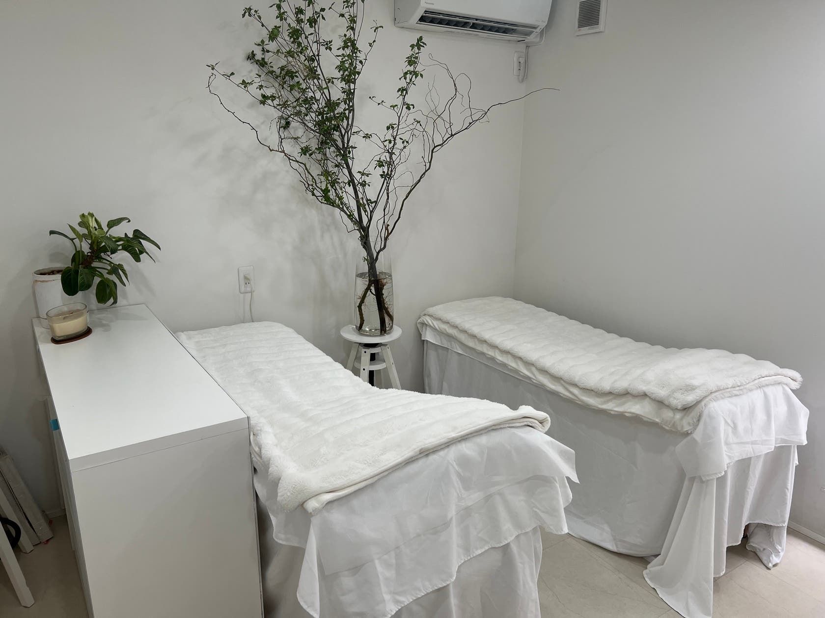 清潔感のあるWhiteでまとめたインスタ映え中目黒サロンの写真6