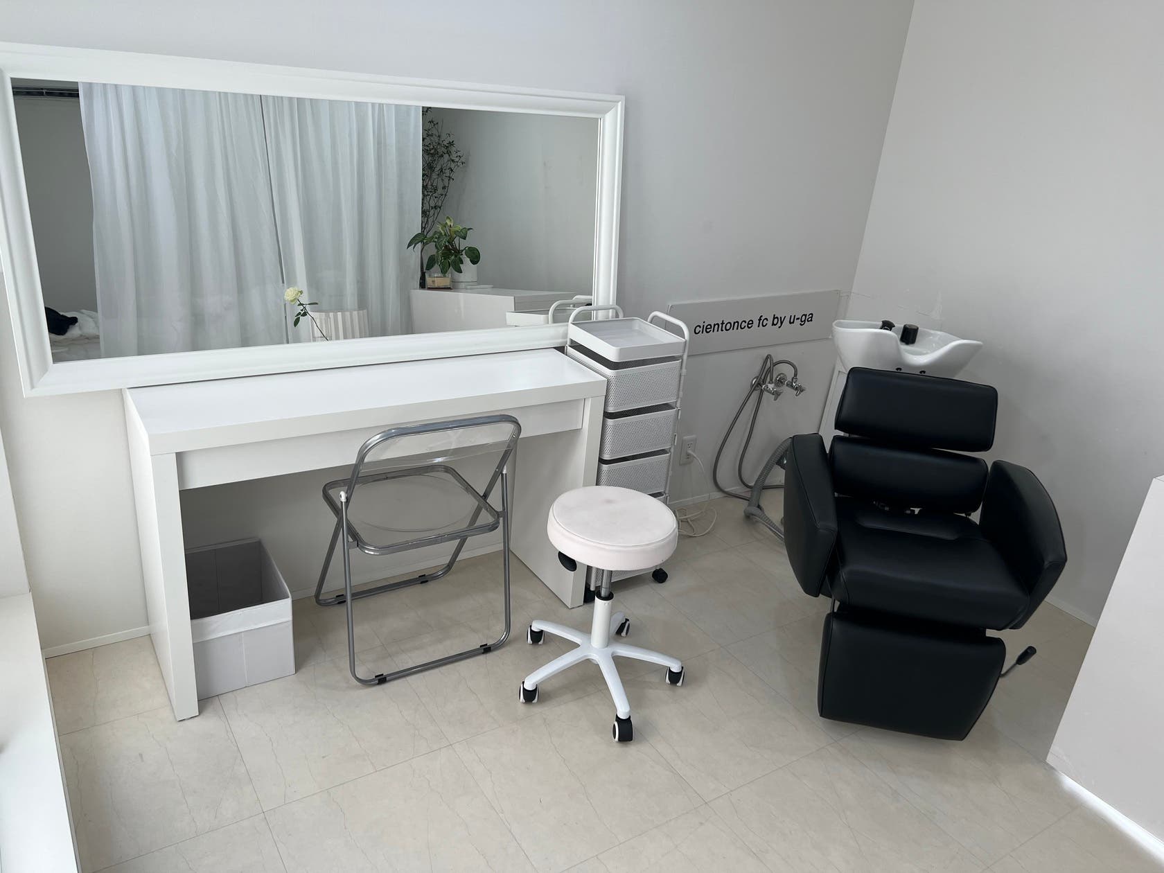 清潔感のあるWhiteでまとめたインスタ映え中目黒サロンの写真7