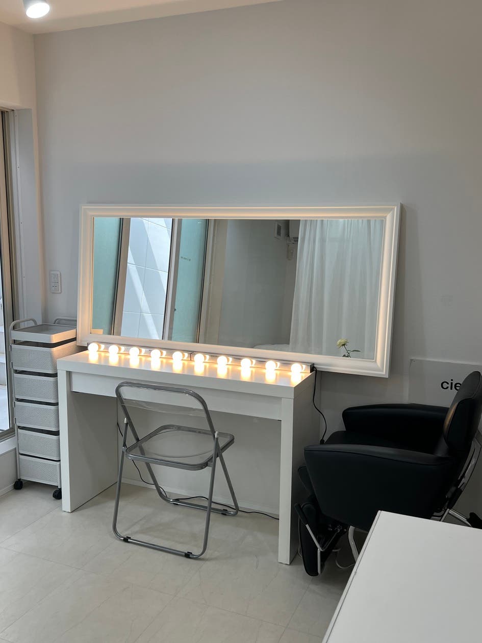 清潔感のあるWhiteでまとめたインスタ映え中目黒サロンの写真8