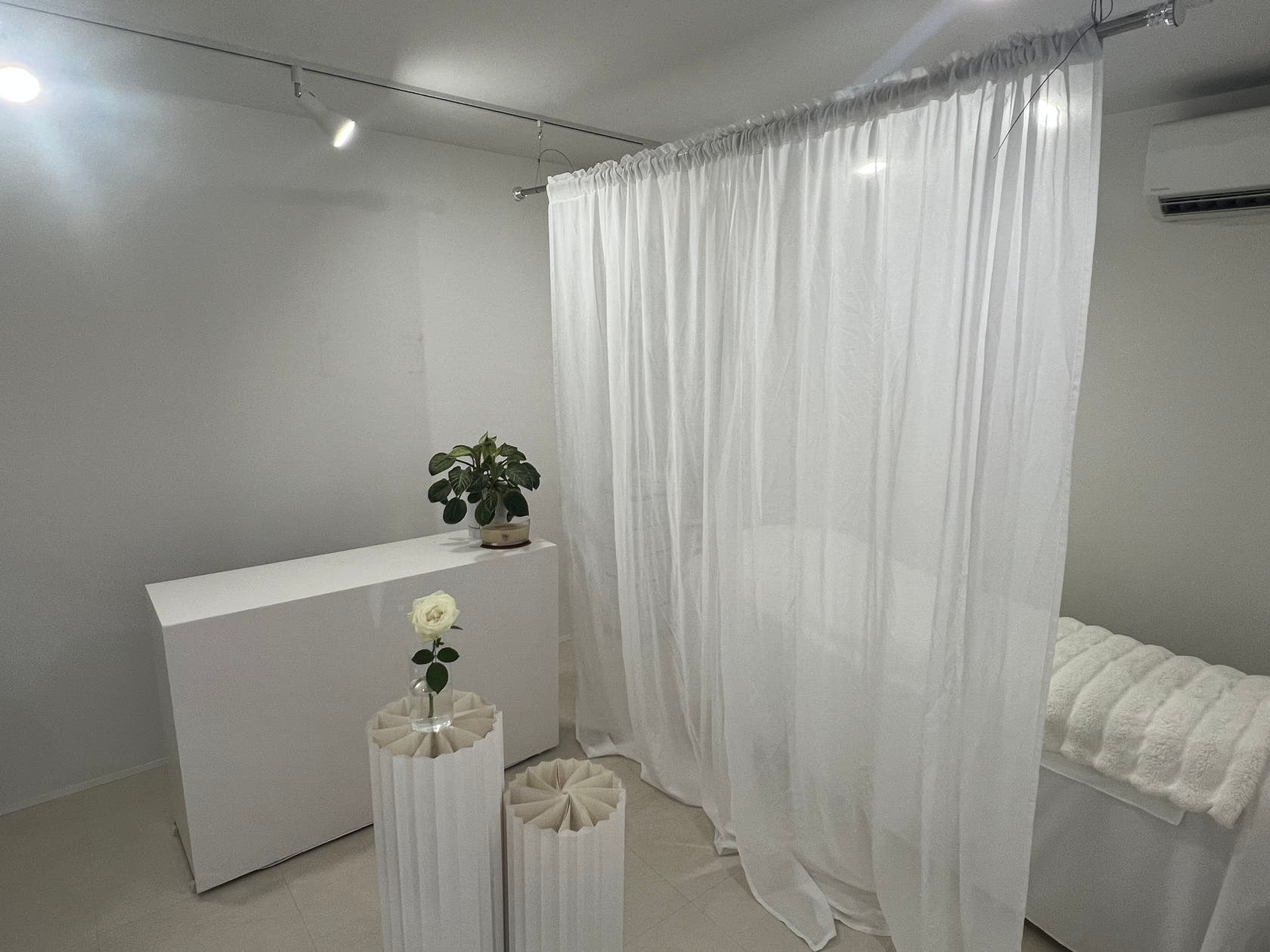 清潔感のあるWhiteでまとめたインスタ映え中目黒サロンの写真9