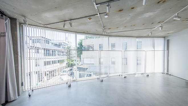 【代官山駅目の前】天井高最大8.6mを誇る120㎡の広々空間に差し込む自然光。展示会・受注会・商用撮影に最適な都会的ギャラリーの写真3