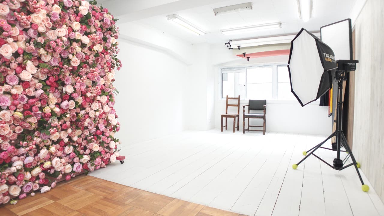 【恵比寿5分】２面採光｜白壁＋フラワーウォール｜撮影機材・背景紙無料【アパレル｜ポートレート】の写真1