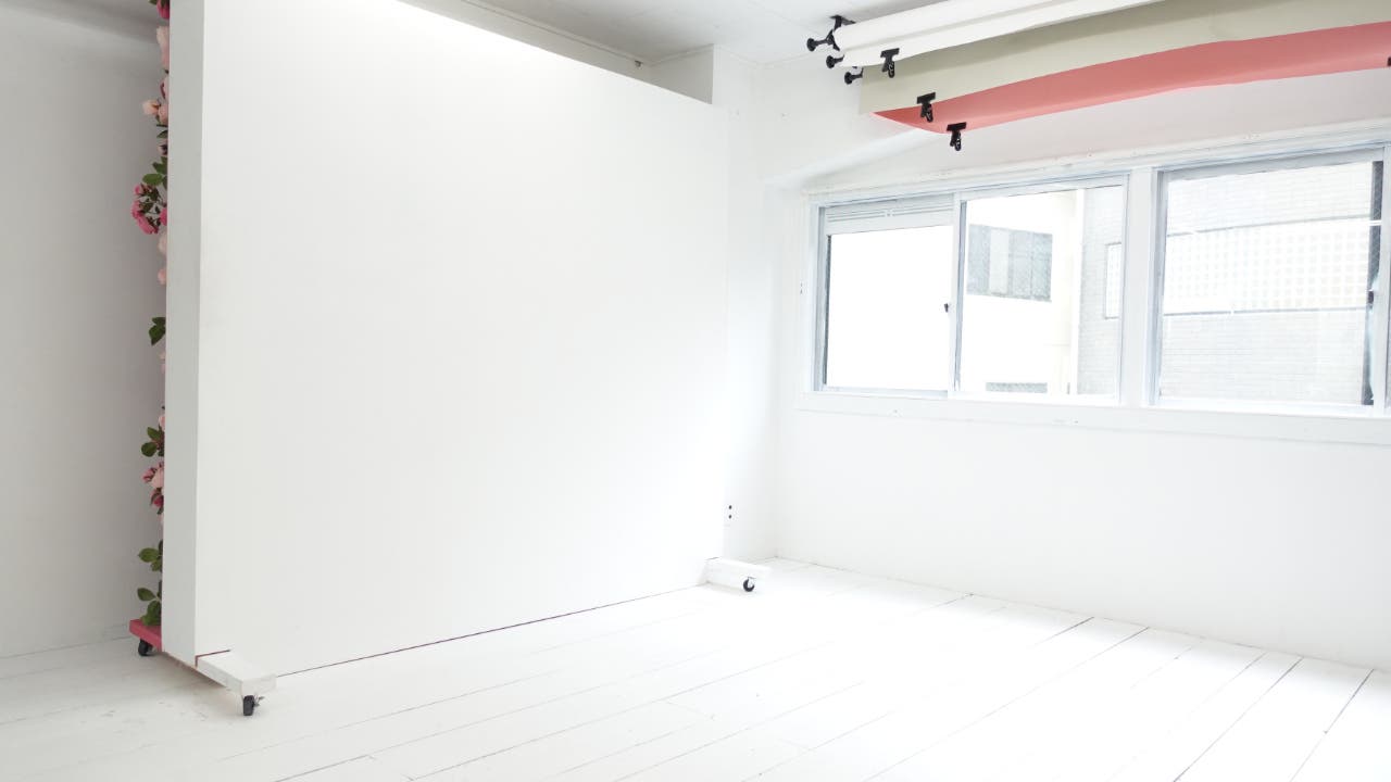 【恵比寿5分】２面採光｜白壁＋フラワーウォール｜撮影機材・背景紙無料【アパレル｜ポートレート】の写真6