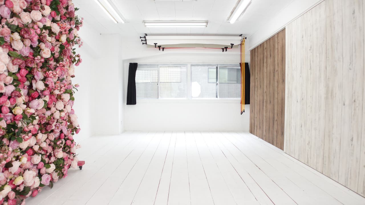 【恵比寿5分】２面採光｜白壁＋フラワーウォール｜撮影機材・背景紙無料【アパレル｜ポートレート】の写真8