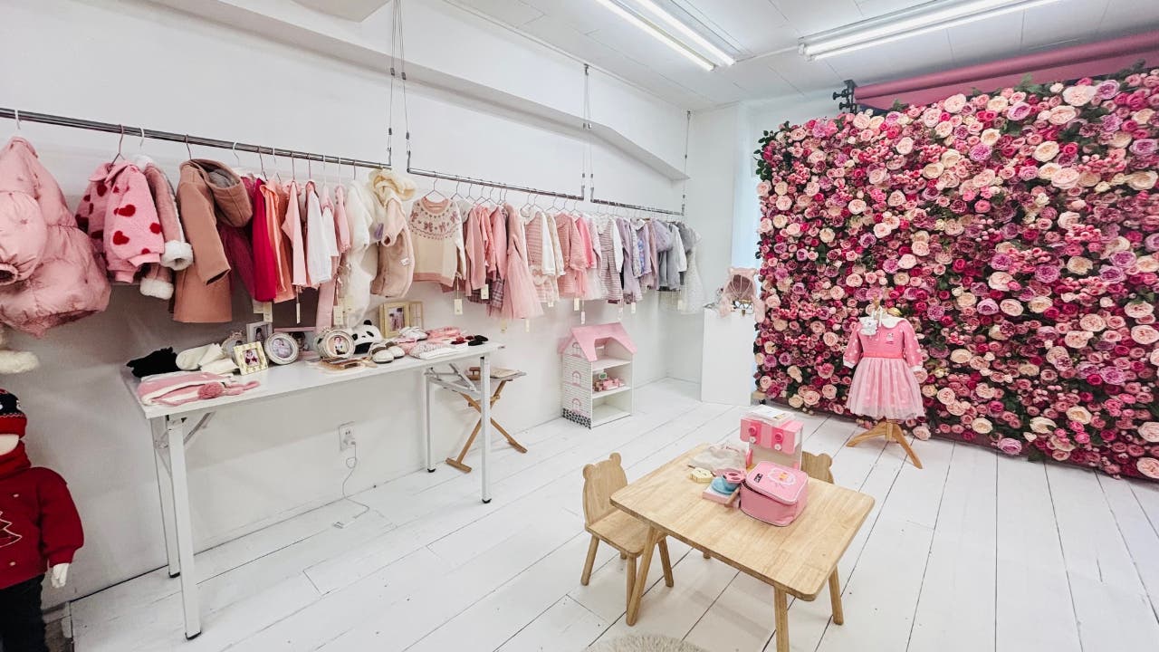 【恵比寿5分】２面採光｜白壁＋フラワーウォール｜撮影機材・背景紙無料【アパレル｜ポートレート】の写真16