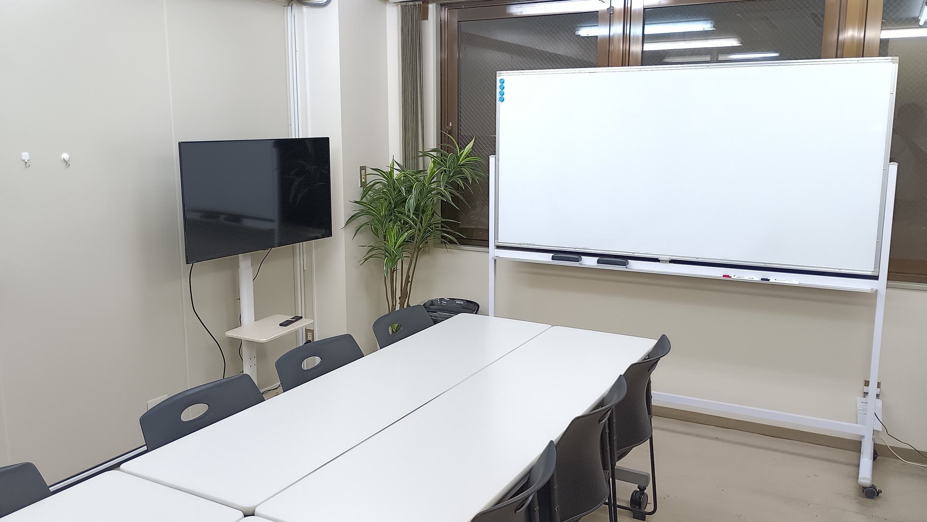 水道橋駅🚶1分🚃神保町駅🚶6分🚃シンプルな会議室 ☕貸し切り6930円～🎲最大15名👌モニター＆ホワイトボード充実の写真2