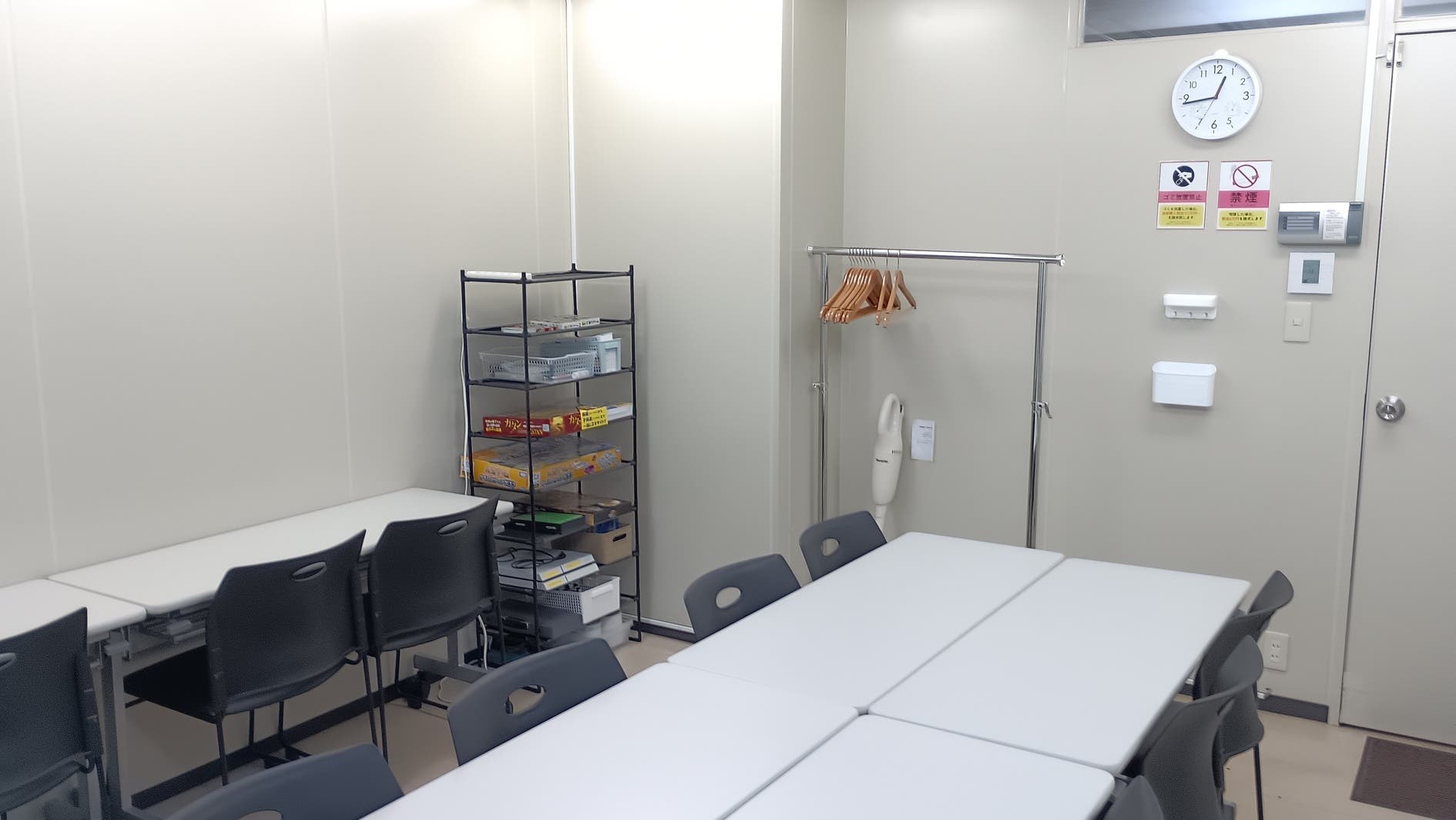 水道橋駅🚶1分🚃神保町駅🚶6分🚃シンプルな会議室 ☕貸し切り6930円～🎲最大15名👌モニター＆ホワイトボード充実の写真3