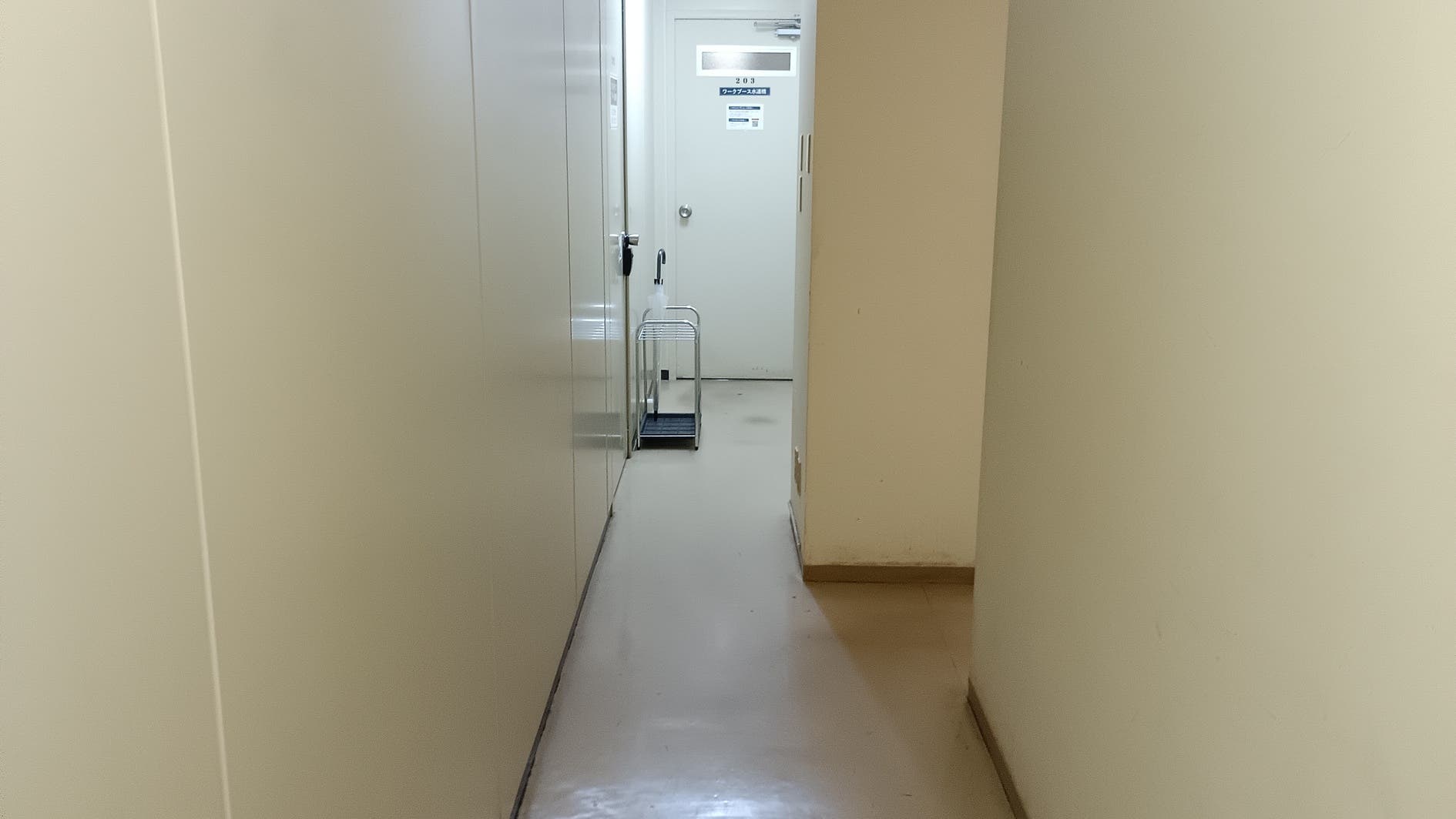 水道橋駅🚶1分🚃神保町駅🚶6分🚃シンプルな会議室 ☕貸し切り6930円～🎲最大15名👌モニター＆ホワイトボード充実の写真17