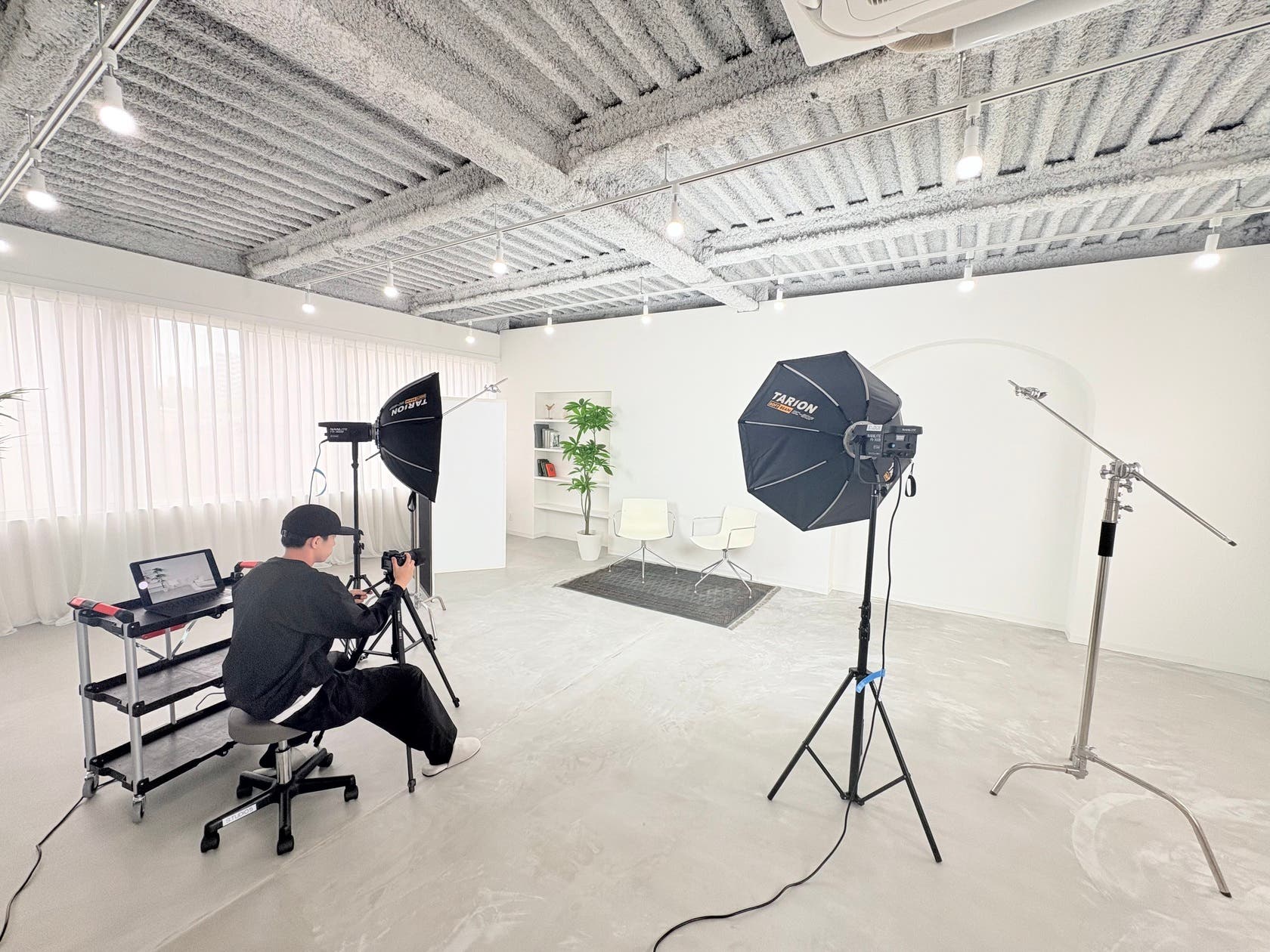 【 NEW OPEN 】撮影機材無料・自然光・コンクリ床・白壁・アーチ・埋込本棚【 アパレル｜撮影｜POP UP 】大須観音7分の写真6