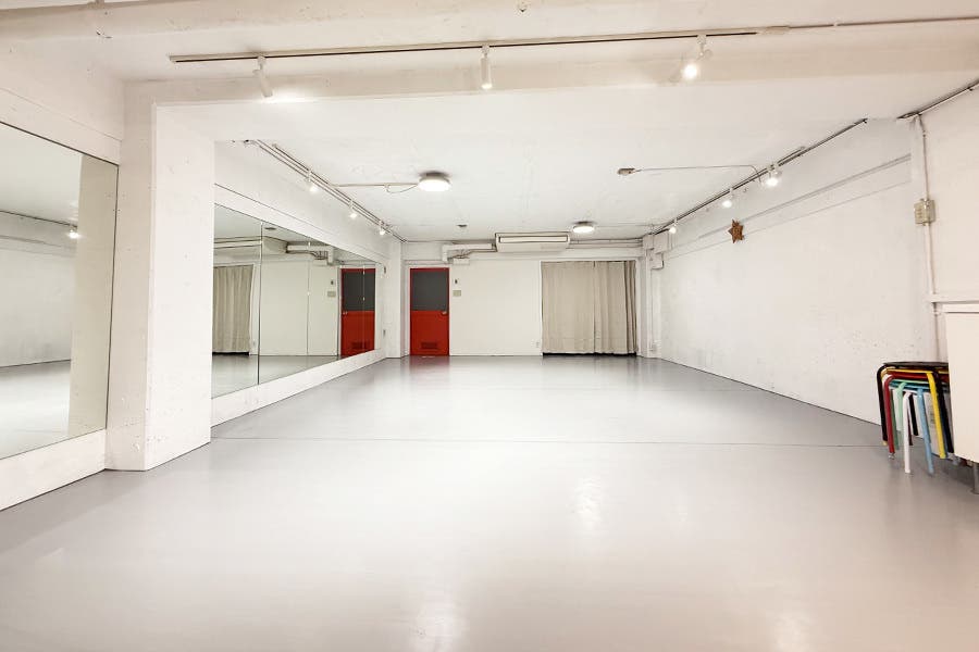 【丸太町駅5分🚶】白壁×大型鏡8枚の本格ダンススタジオ｜最大16名までOK！54㎡・個室空間🏠ダンス・ヨガ・撮影に最適✨の写真4