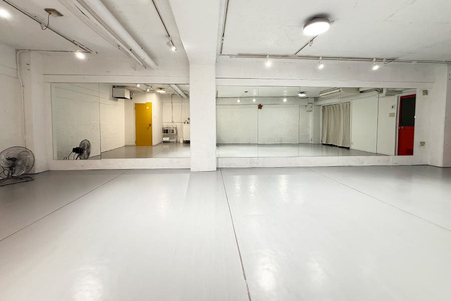 【丸太町駅5分🚶】白壁×大型鏡8枚の本格ダンススタジオ｜最大16名までOK！54㎡・個室空間🏠ダンス・ヨガ・撮影に最適✨の写真5