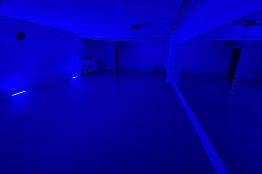 【丸太町駅5分🚶】白壁×大型鏡8枚の本格ダンススタジオ｜最大16名までOK！54㎡・個室空間🏠ダンス・ヨガ・撮影に最適✨の写真8