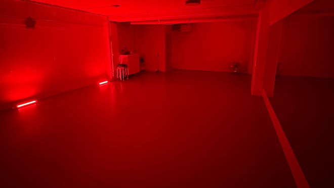 【丸太町駅5分🚶】白壁×大型鏡8枚の本格ダンススタジオ|最大16名までOK!54㎡・個室空間🏠ダンス・ヨガ・撮影に最適✨の写真9