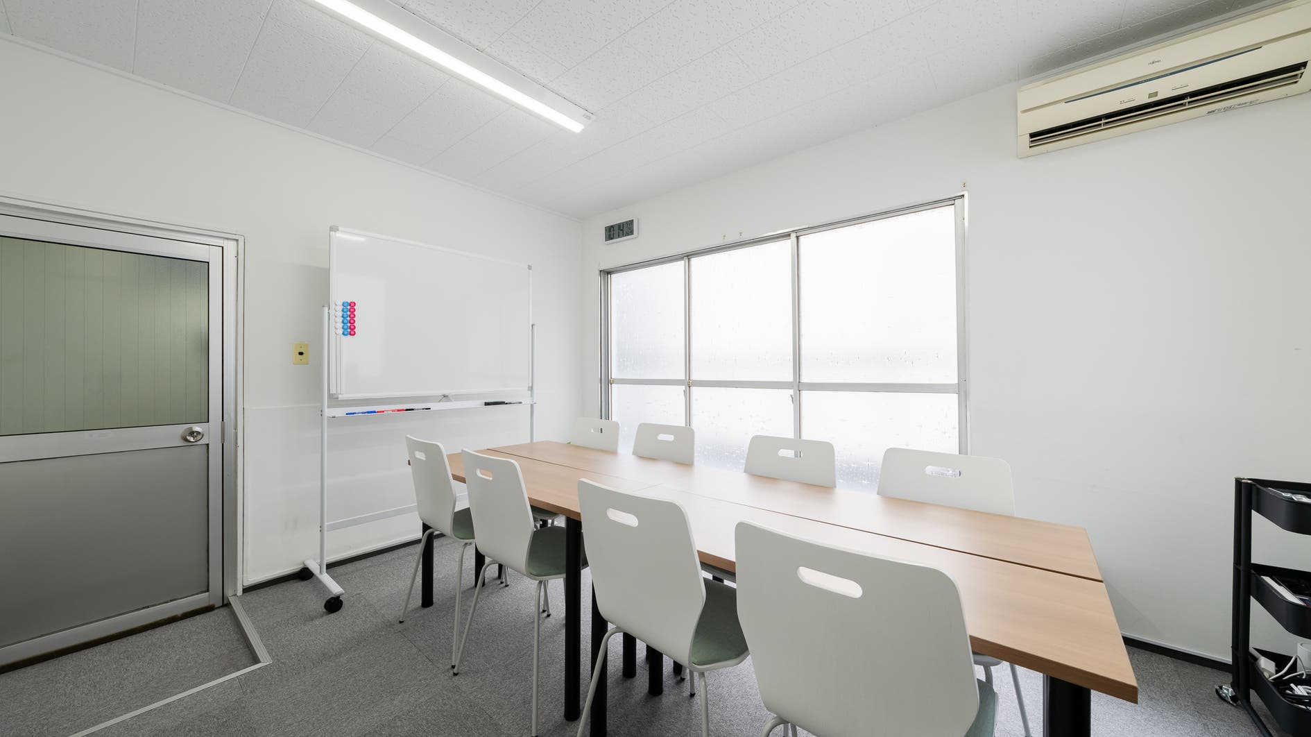【岩本町駅30秒】光回線高速WiFi、モニター・ホワイトボード完備☆1日1回スタッフ完全清掃の会議室の写真1