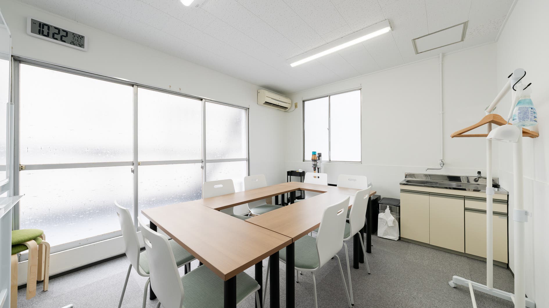 【岩本町駅30秒】光回線高速WiFi、モニター・ホワイトボード完備☆1日1回スタッフ完全清掃の会議室の写真2