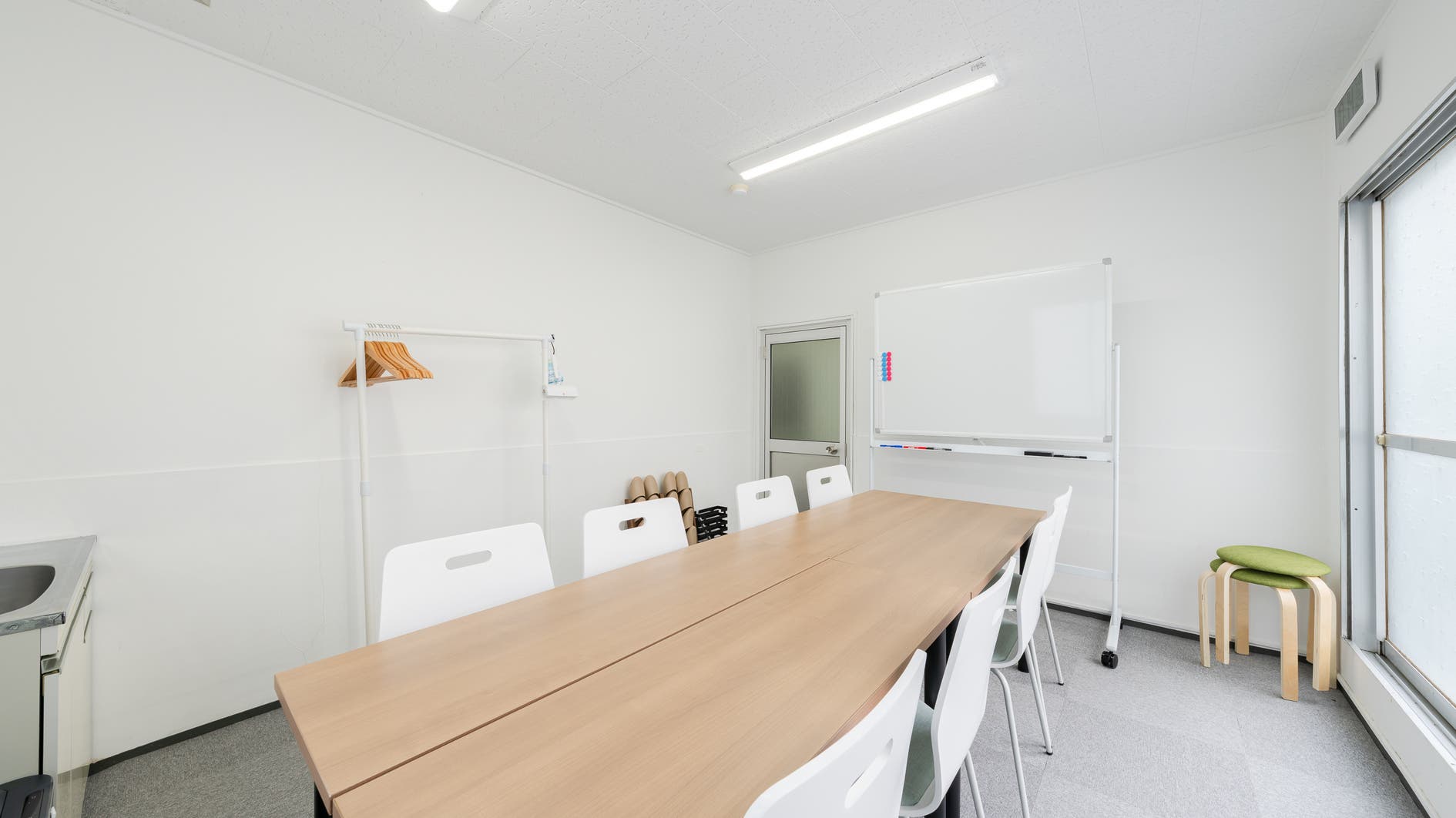 【岩本町駅30秒】光回線高速WiFi、モニター・ホワイトボード完備☆1日1回スタッフ完全清掃の会議室の写真3