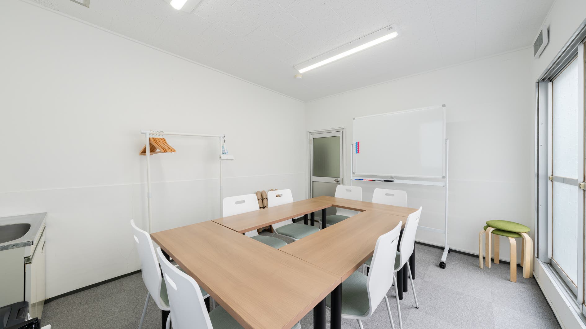 【岩本町駅30秒】光回線高速WiFi、モニター・ホワイトボード完備☆1日1回スタッフ完全清掃の会議室の写真7