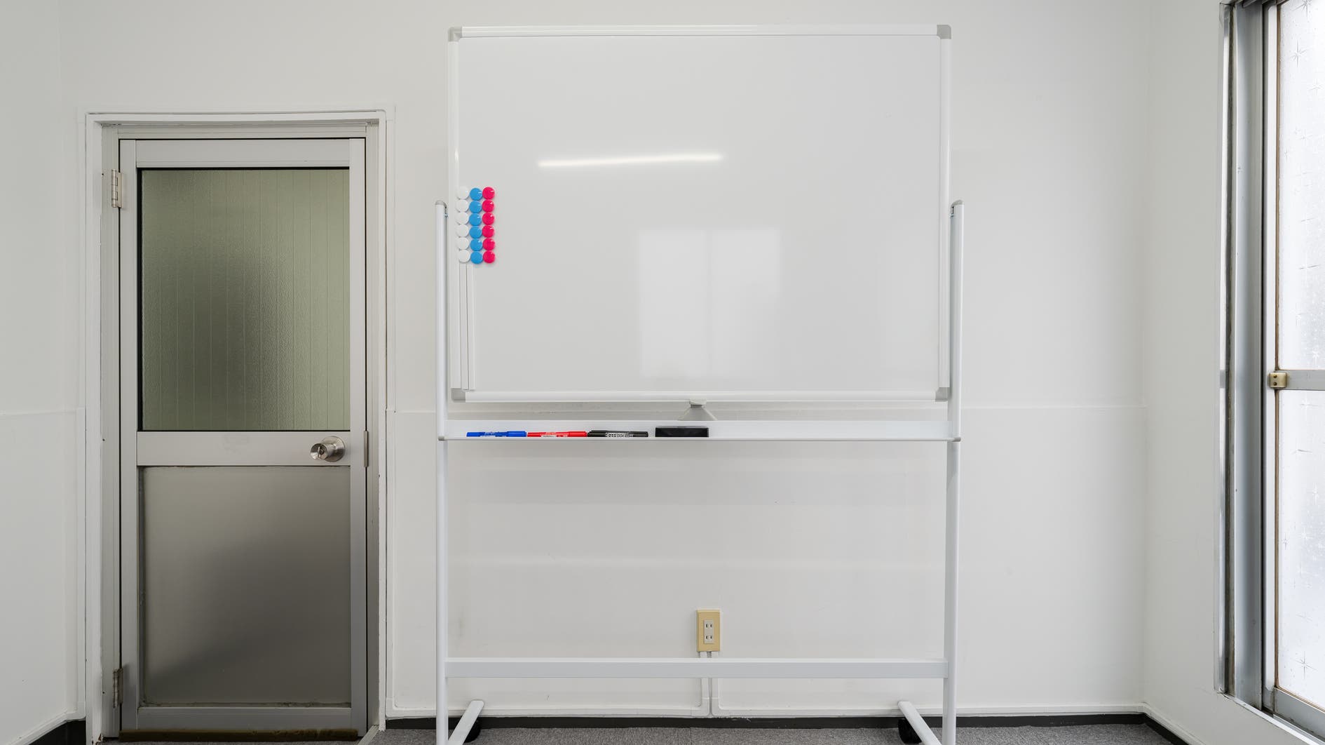 【岩本町駅30秒】光回線高速WiFi、モニター・ホワイトボード完備☆1日1回スタッフ完全清掃の会議室の写真8