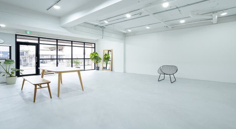 白壁とグレー床 広々としたシンプルなスタジオ　【機材貸し出し可能】