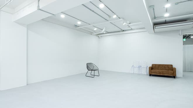 白壁とグレー床 広々としたシンプルなスタジオ 【機材貸し出し可能】の写真3