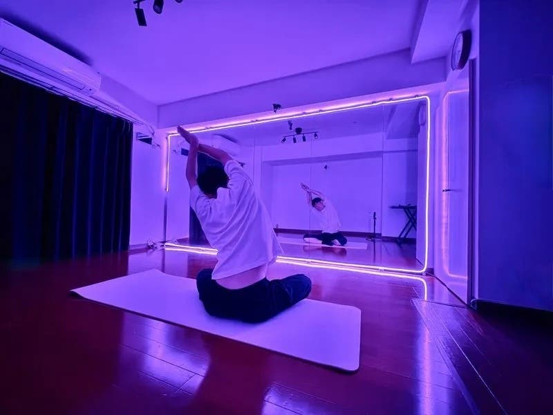 朝ヨガは自然光で、夜ダンスはムード照明で✨一日中使える多目的スタジオの写真5