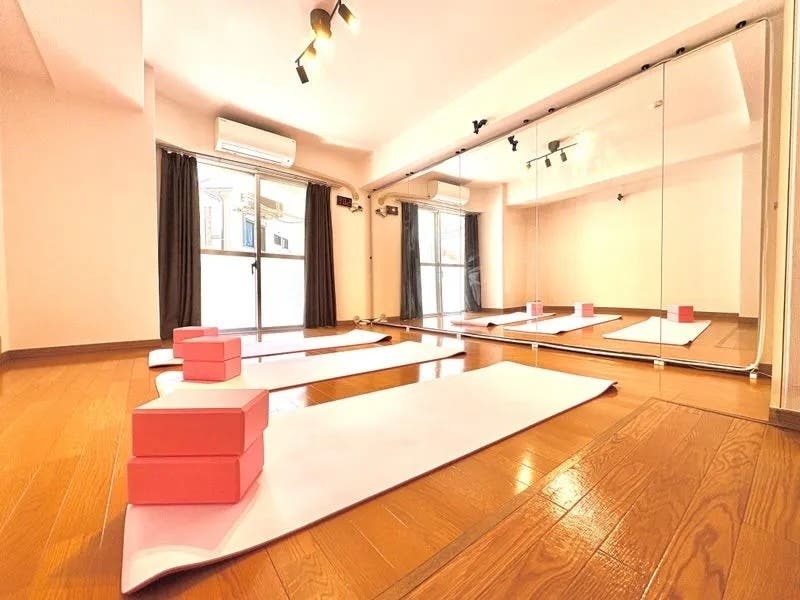 朝ヨガは自然光で、夜ダンスはムード照明で✨一日中使える多目的スタジオの写真7
