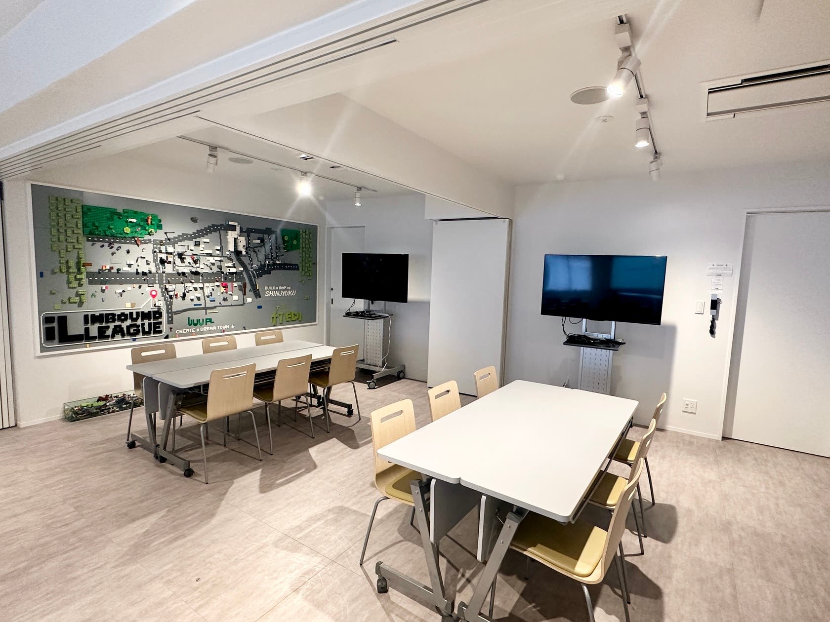 ＜2階 FUJI＞新宿三丁目駅徒歩2分🚃最大100名収容の会議室🪑光回線Wi-Fi📶プロジェクター🎥会議/セミナー/研修の写真14