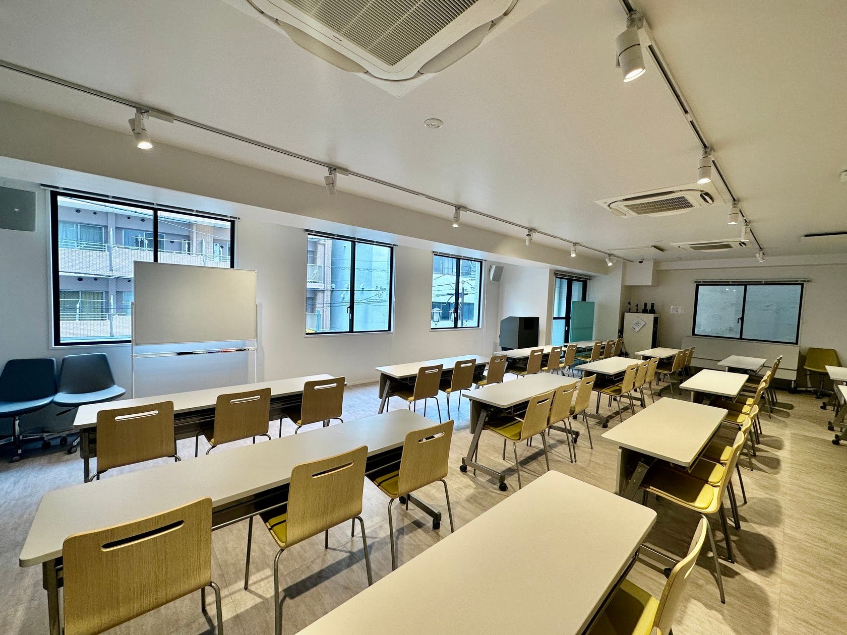 ＜2階 FUJI＞新宿三丁目駅徒歩2分🚃最大100名収容の会議室🪑光回線Wi-Fi📶プロジェクター🎥会議/セミナー/研修の写真15