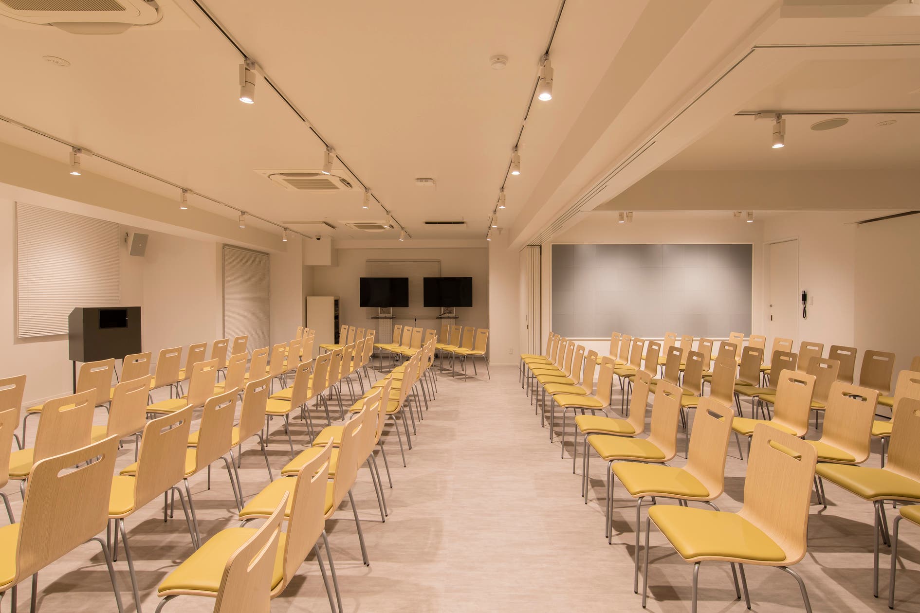 ＜2階 FUJI＞新宿三丁目駅徒歩2分🚃最大100名収容の会議室🪑光回線Wi-Fi📶プロジェクター🎥会議/セミナー/研修の写真4