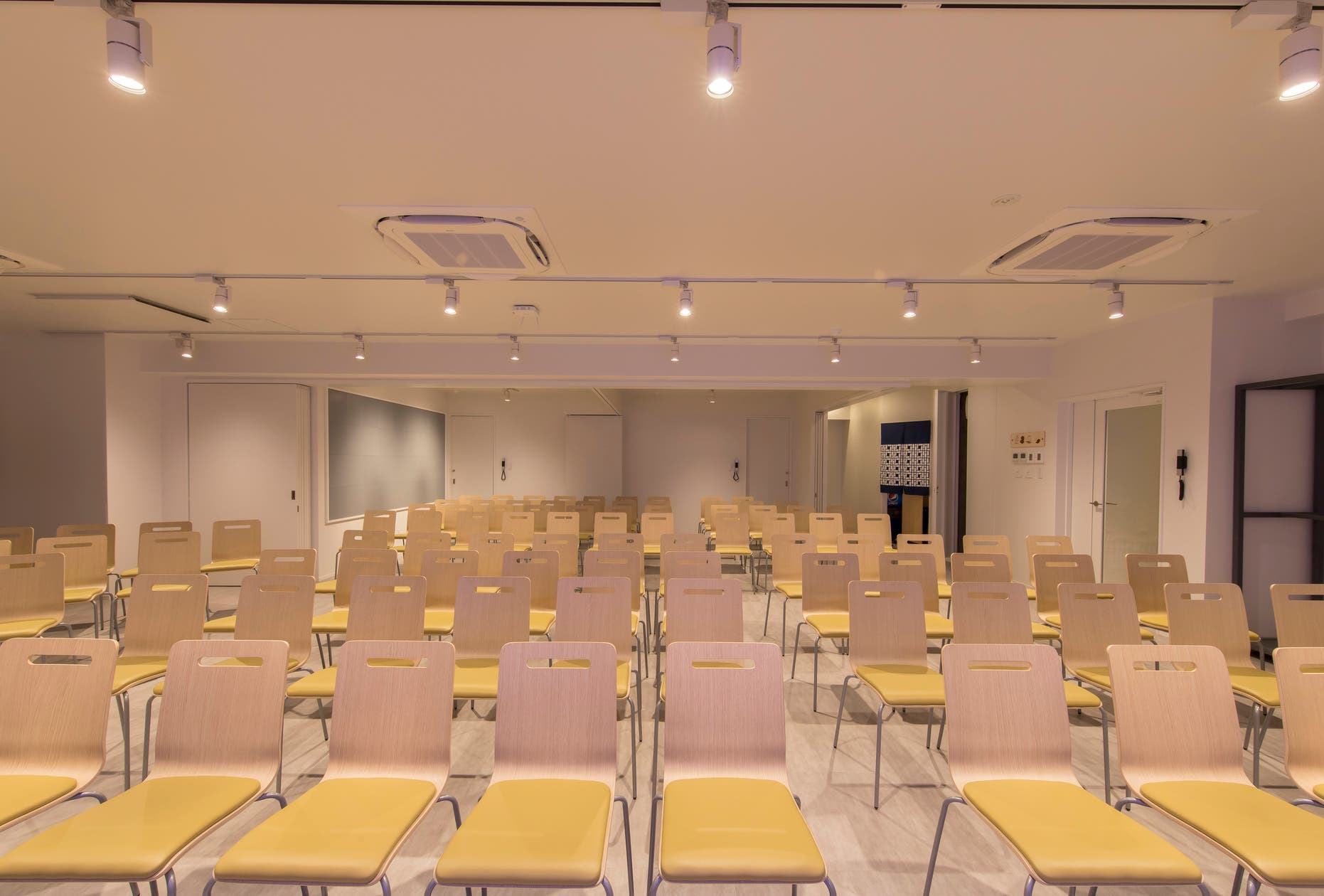 ＜2階 FUJI＞新宿三丁目駅徒歩2分🚃最大100名収容の会議室🪑光回線Wi-Fi📶プロジェクター🎥会議/セミナー/研修の写真3