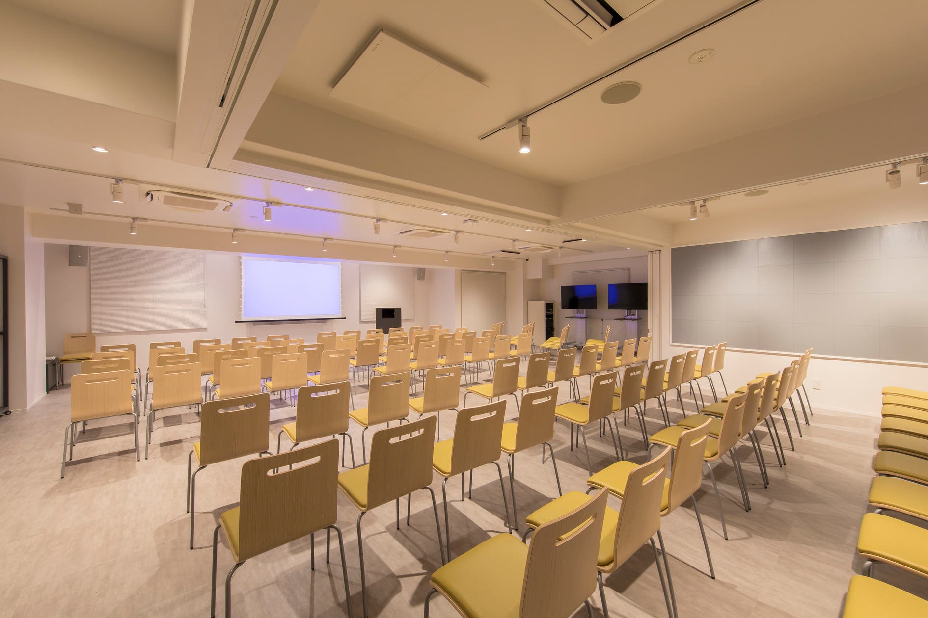 ＜2階 FUJI＞新宿三丁目駅徒歩2分🚃最大100名収容の会議室🪑光回線Wi-Fi📶プロジェクター🎥会議/セミナー/研修の写真2