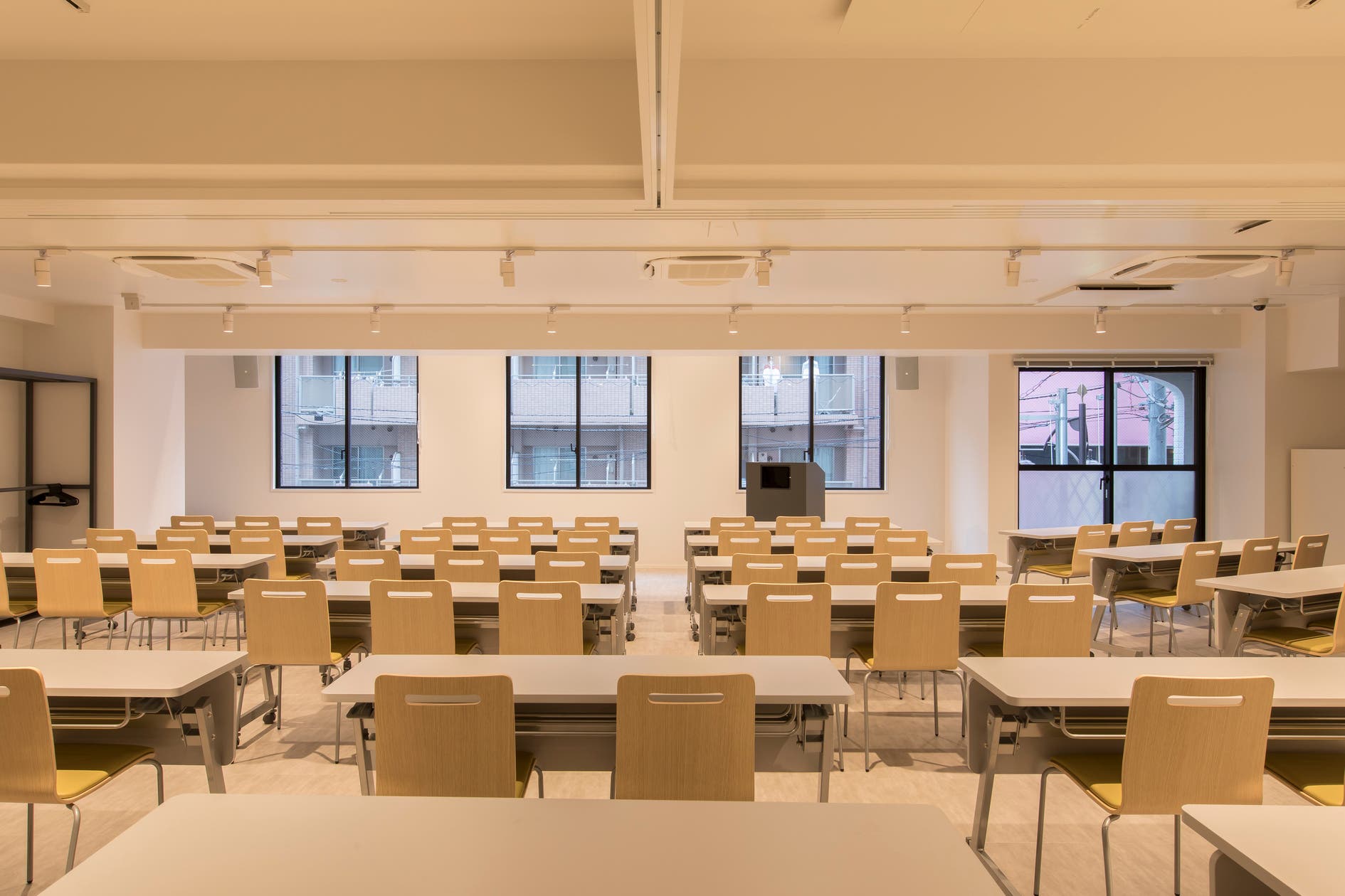 ＜2階 FUJI＞新宿三丁目駅徒歩2分🚃最大100名収容の会議室🪑光回線Wi-Fi📶プロジェクター🎥会議/セミナー/研修の写真5