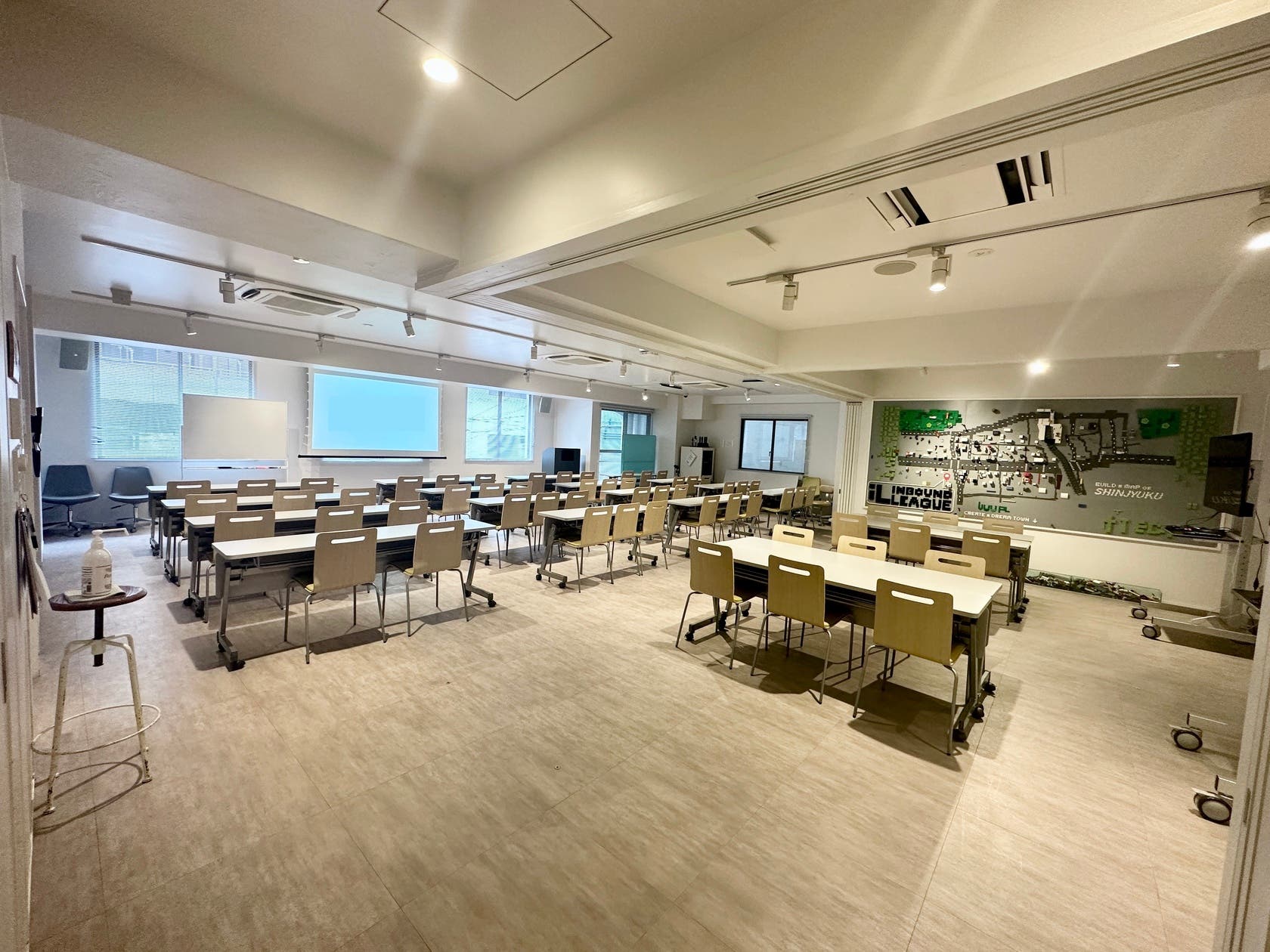 ＜2階 FUJI＞新宿三丁目駅徒歩2分🚃最大100名収容の会議室🪑光回線Wi-Fi📶プロジェクター🎥会議/セミナー/研修の写真10