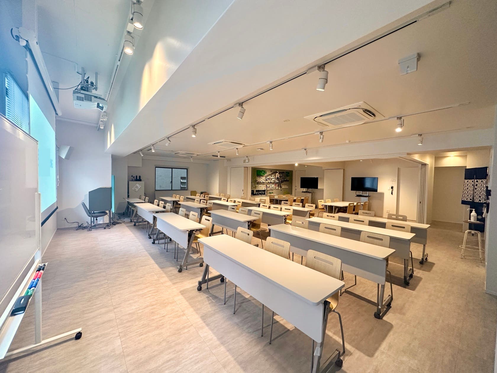 ＜2階 FUJI＞新宿三丁目駅徒歩2分🚃最大100名収容の会議室🪑光回線Wi-Fi📶プロジェクター🎥会議/セミナー/研修の写真11