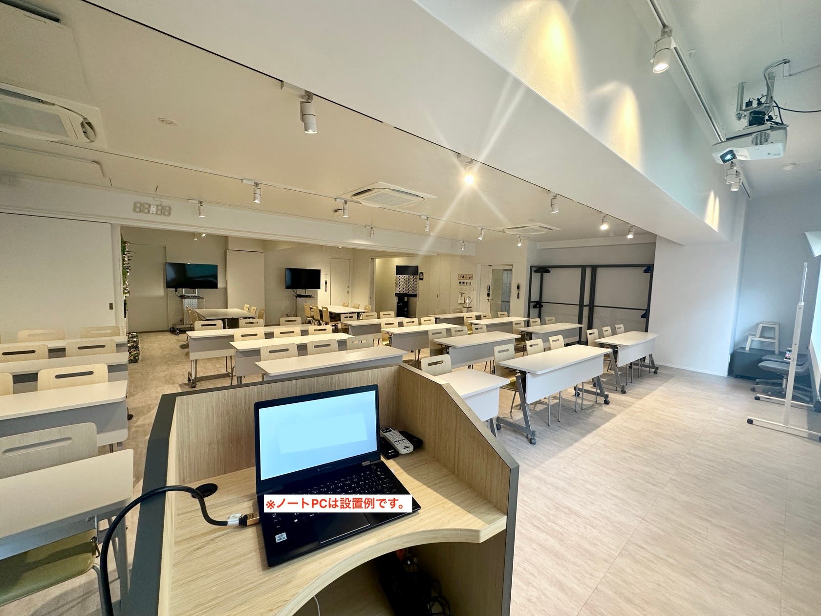 ＜2階 FUJI＞新宿三丁目駅徒歩2分🚃最大100名収容の会議室🪑光回線Wi-Fi📶プロジェクター🎥会議/セミナー/研修の写真12