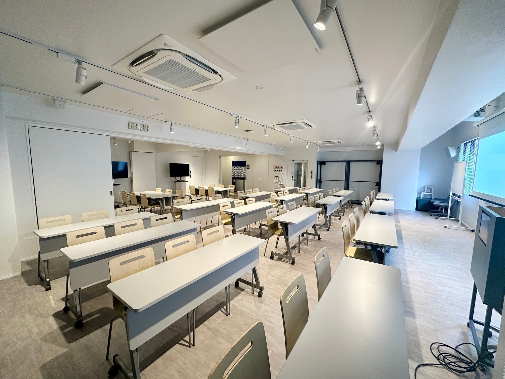 ＜2階 FUJI＞新宿三丁目駅徒歩2分🚃最大100名収容の会議室🪑光回線Wi-Fi📶プロジェクター🎥会議/セミナー/研修の写真13