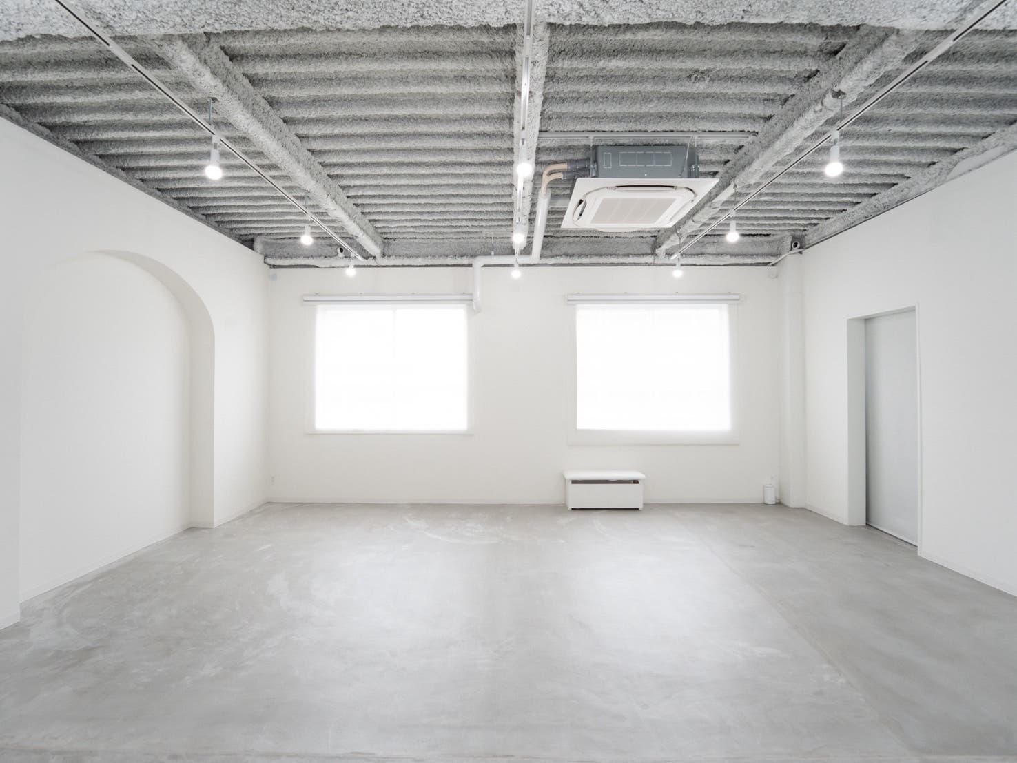 【 NEW OPEN 】撮影機材無料・自然光・コンクリ床・白壁・アーチ・埋込本棚【 アパレル｜撮影｜POP UP 】大須観音7分の写真25