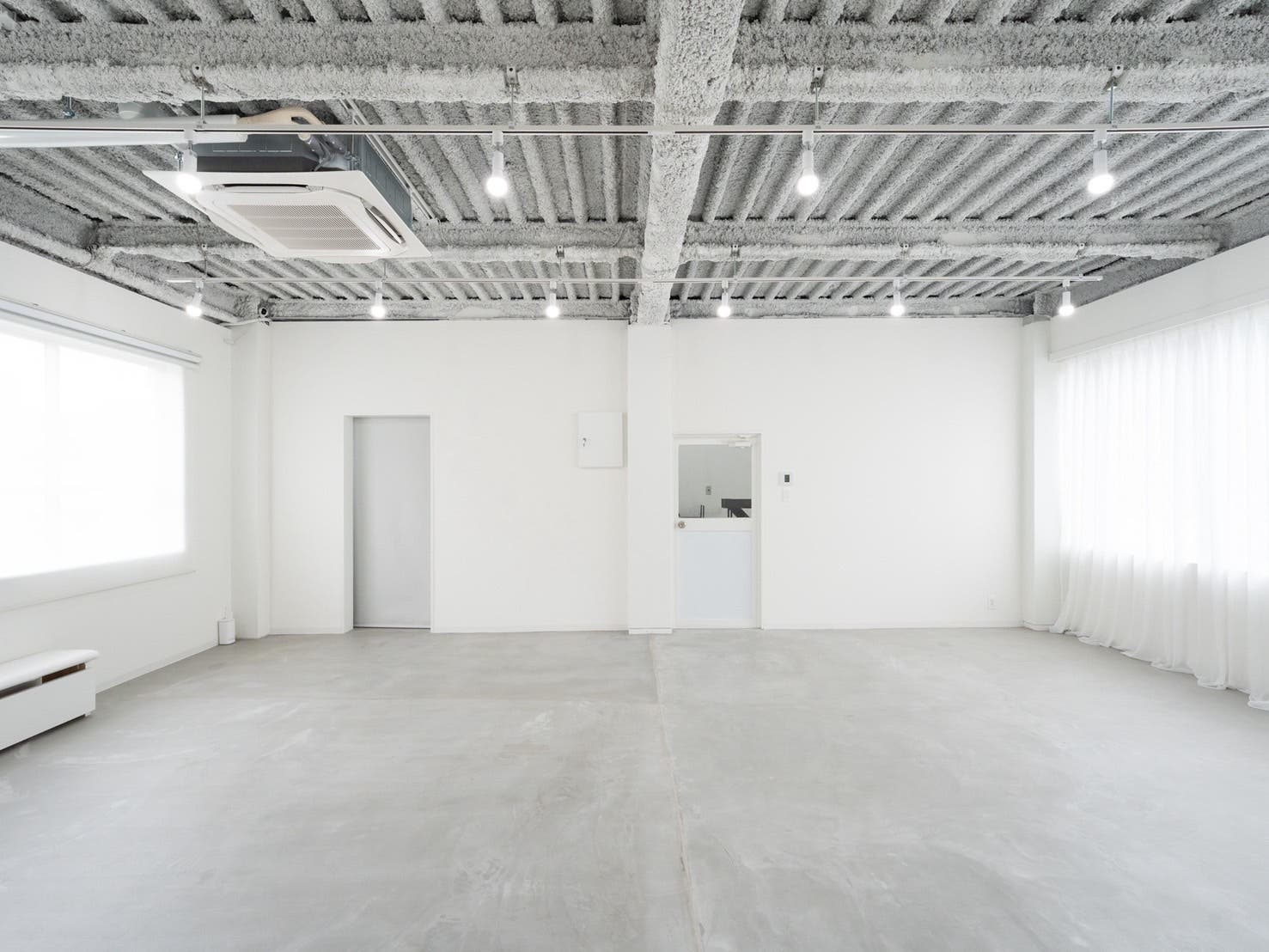 【 NEW OPEN 】撮影機材無料・自然光・コンクリ床・白壁・アーチ・埋込本棚【 アパレル｜撮影｜POP UP 】大須観音7分の写真26