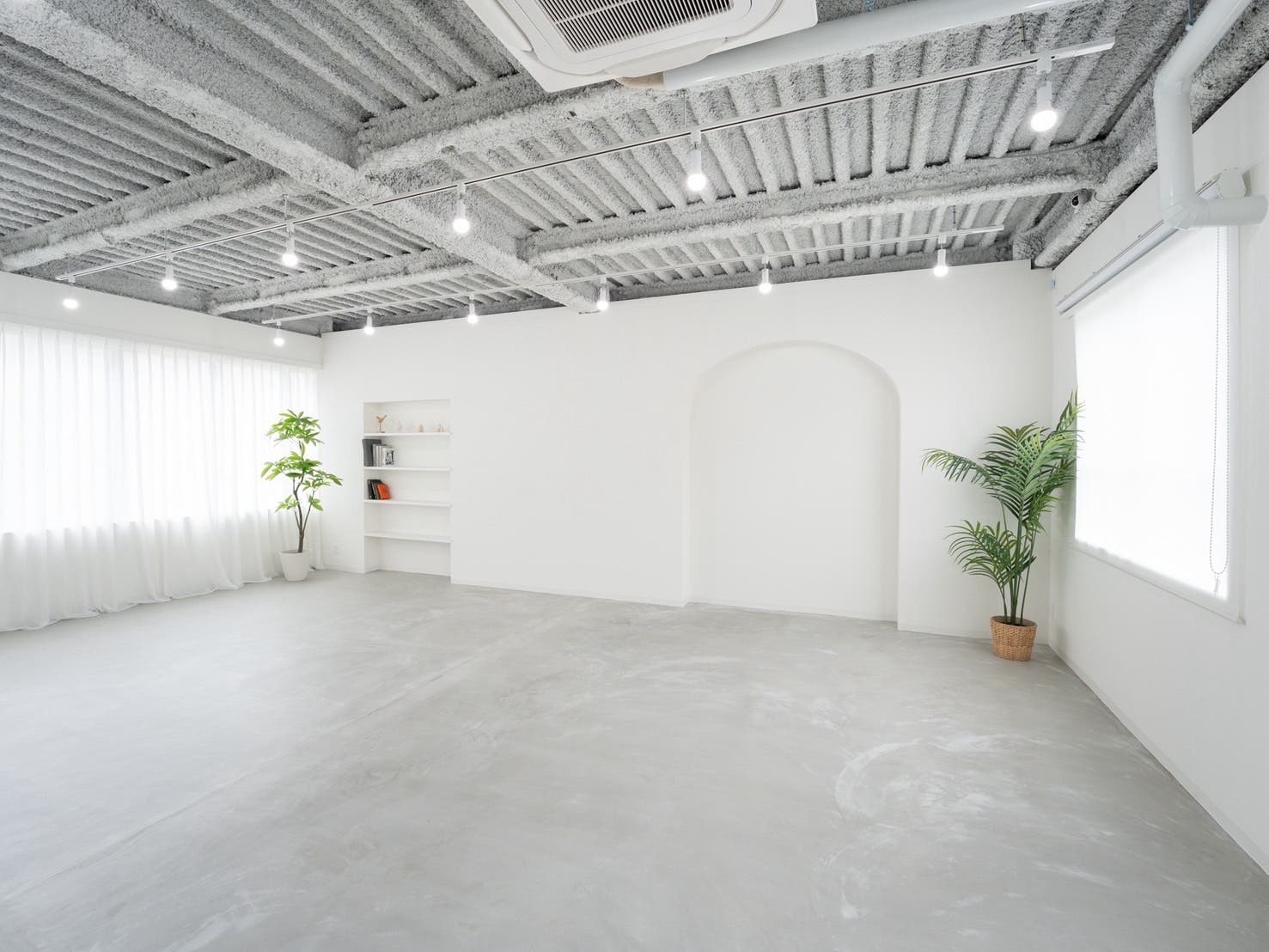 【 NEW OPEN 】撮影機材無料・自然光・コンクリ床・白壁・アーチ・埋込本棚【 アパレル｜撮影｜POP UP 】大須観音7分の写真27