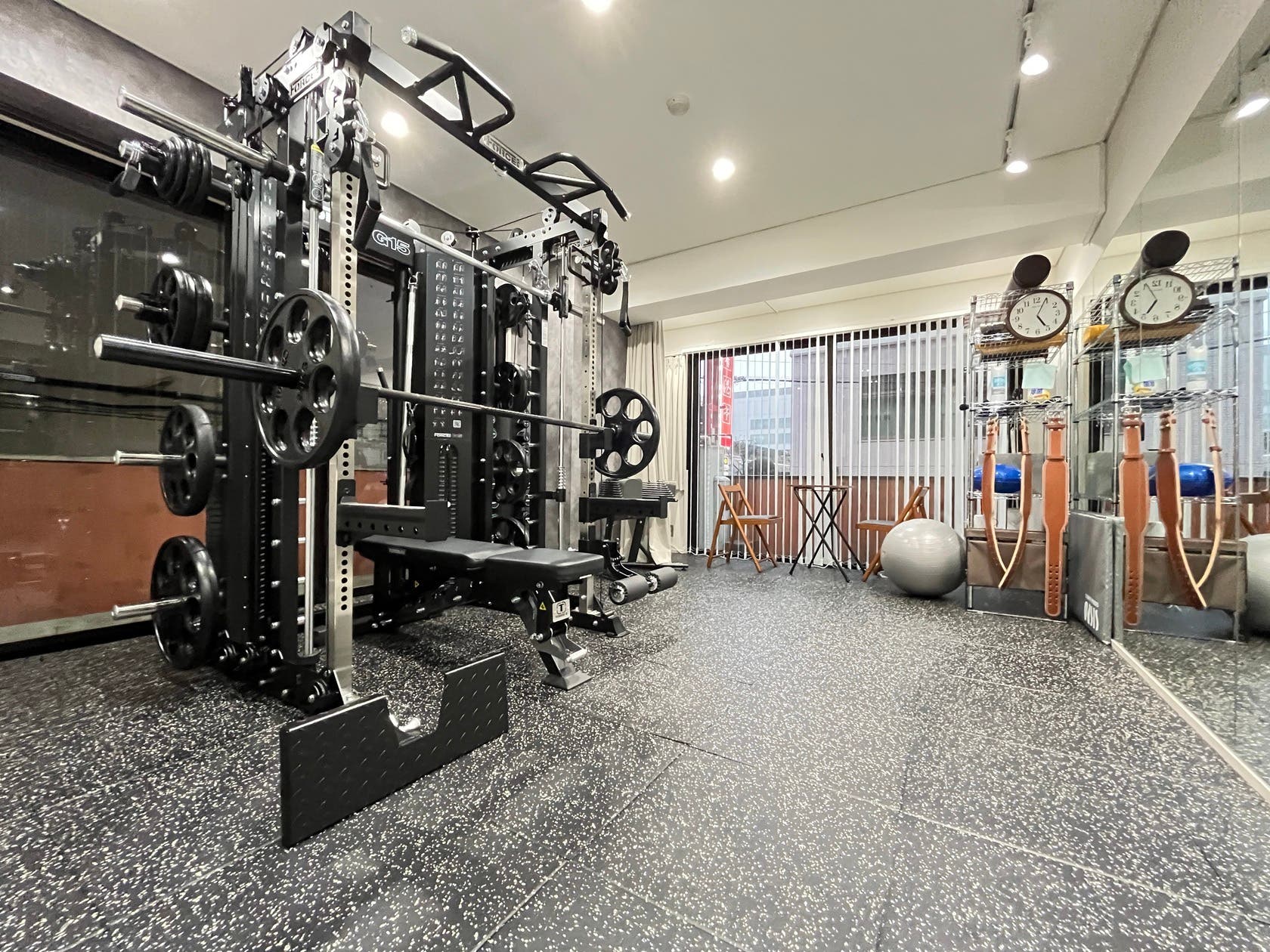 【中野駅1分】綺麗な内装のスミス、バーベルラック、ケーブル完備のレンタルジム　MIYAZAKI GYM中野店の写真1