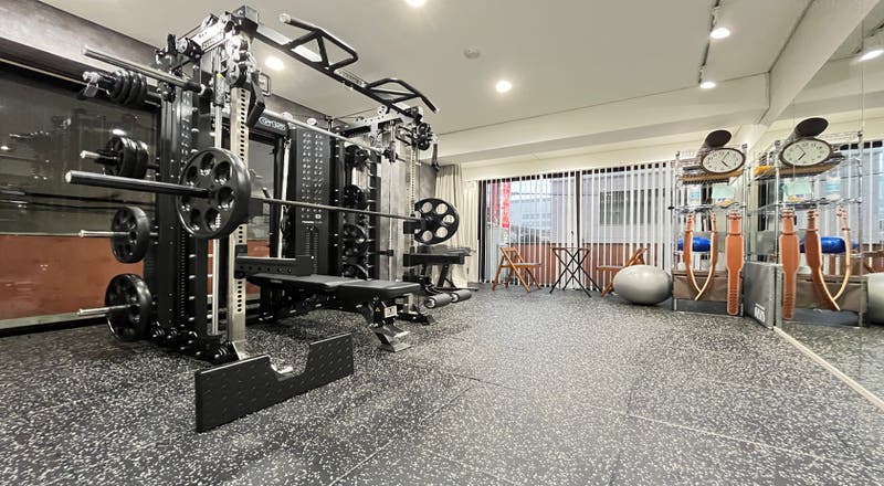 【中野駅1分】綺麗な内装のスミス、バーベルラック、ケーブル完備のレンタルジム　MIYAZAKI GYM中野店