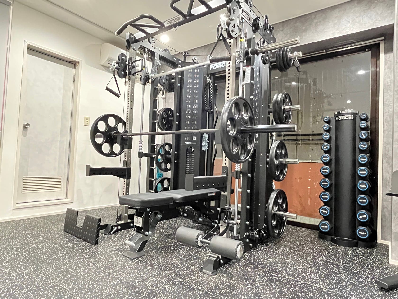 【中野駅1分】綺麗な内装のスミス、バーベルラック、ケーブル完備のレンタルジム　MIYAZAKI GYM中野店の写真2