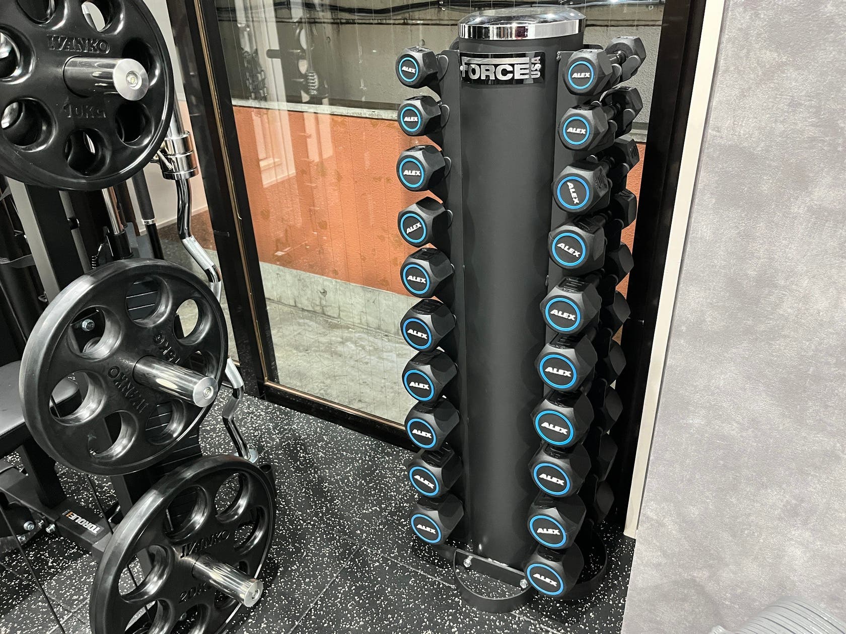 【中野駅1分】綺麗な内装のスミス、バーベルラック、ケーブル完備のレンタルジム　MIYAZAKI GYM中野店の写真4