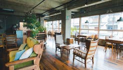 【京都西陣】太陽が降り注ぐアンティークカフェの写真2
